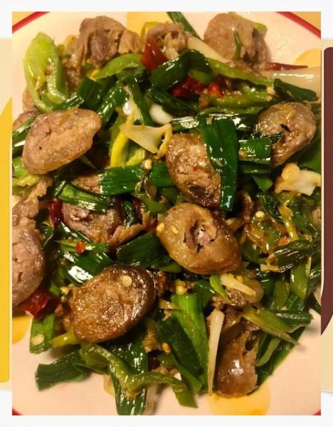 蒜苗炒腊肠怎么炒好吃_腊肠先焯水还是直接炒-第3张图片-山城妙识