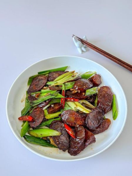 蒜苗炒腊肠怎么炒好吃_腊肠先焯水还是直接炒-第2张图片-山城妙识