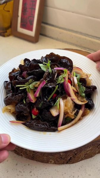 凉拌木耳怎么做最好吃_木耳凉拌要不要焯水-第1张图片-山城妙识