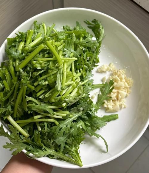 炒茼蒿需要焯水吗_茼蒿焯水多久才脆绿-第1张图片-山城妙识