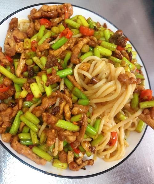 蒜苗肉丝面怎么做_正宗家常做法-第1张图片-山城妙识 蒜苗肉丝面怎么做_正宗家常做法-第1张图片-山城妙识