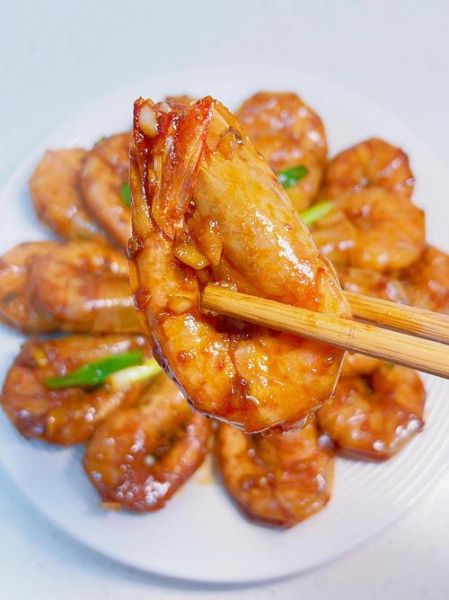 正宗油焖大虾怎么做_油焖大虾为什么先煎后焖-第1张图片-山城妙识 正宗油焖大虾怎么做_油焖大虾为什么先煎后焖-第1张图片-山城妙识