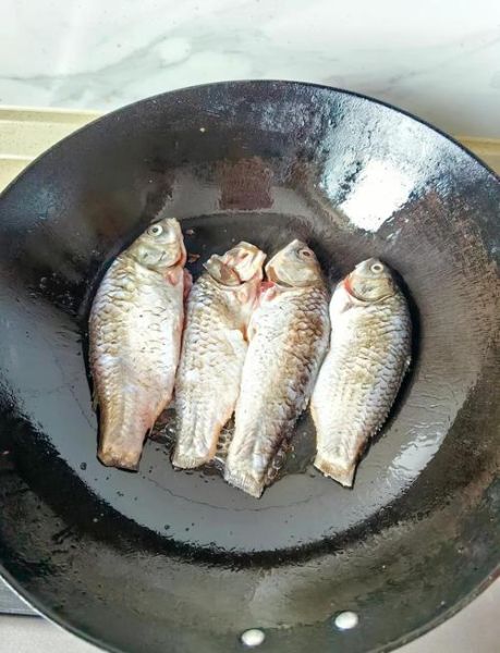 新鲜小鲫鱼怎么做好吃_小鲫鱼汤的做法家常-第1张图片-山城妙识
