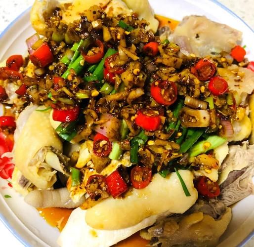 白斩鸡冷水还是热水下锅_白斩鸡怎么做才皮脆肉嫩-第1张图片-山城妙识