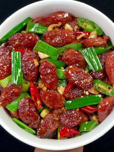 香肠炒什么配菜好吃_香肠炒什么菜最下饭-第1张图片-山城妙识