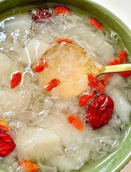 冰糖银耳雪梨红枣汤的做法_功效与作用-第3张图片-山城妙识