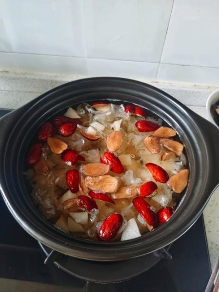 冰糖银耳雪梨红枣汤的做法_功效与作用-第1张图片-山城妙识