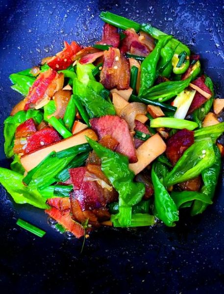 青椒蒜苗炒腊肉怎么做_腊肉炒多久才香-第3张图片-山城妙识 青椒蒜苗炒腊肉怎么做_腊肉炒多久才香-第3张图片-山城妙识