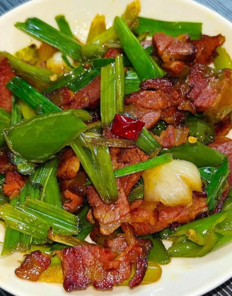 青椒蒜苗炒腊肉怎么做_腊肉炒多久才香-第2张图片-山城妙识 青椒蒜苗炒腊肉怎么做_腊肉炒多久才香-第2张图片-山城妙识