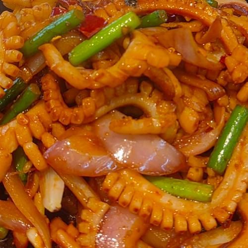 洋葱炒鱿鱼须怎么做才嫩_家常做法技巧-第1张图片-山城妙识