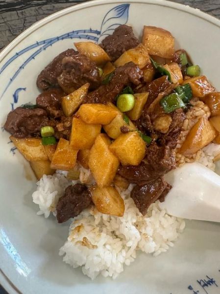 土豆烧牛肉盖浇饭怎么做_土豆烧牛肉盖浇饭热量高吗-第1张图片-山城妙识 土豆烧牛肉盖浇饭怎么做_土豆烧牛肉盖浇饭热量高吗-第1张图片-山城妙识