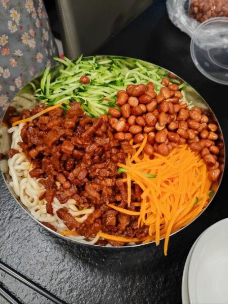 炸酱面怎么做才正宗_炸酱面用什么酱最好吃-第2张图片-山城妙识 炸酱面怎么做才正宗_炸酱面用什么酱最好吃-第2张图片-山城妙识