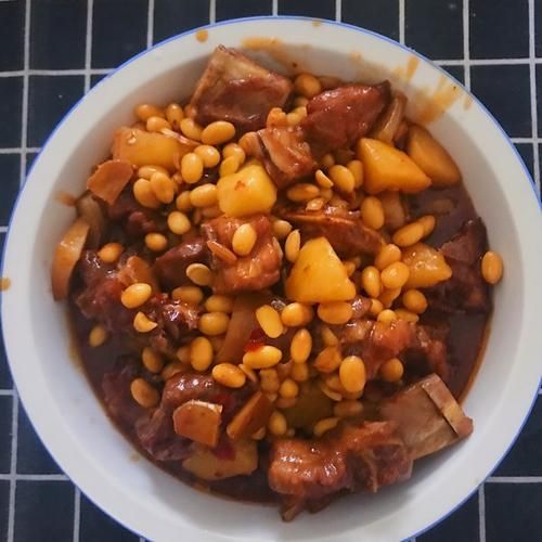 黄豆焖排骨怎么做_黄豆焖排骨要焯水吗-第1张图片-山城妙识