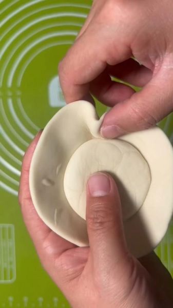 包包子手法慢动作教学_新手怎么捏褶不漏馅-第1张图片-山城妙识