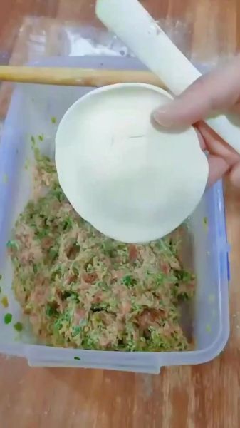 包包子手法慢动作教学_新手怎么捏褶不漏馅-第3张图片-山城妙识