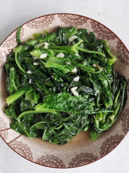 莴笋叶怎么炒好吃_莴笋叶炒前要不要焯水-第3张图片-山城妙识