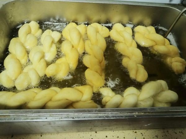 鸡蛋麻花怎么做_鸡蛋麻花做法步骤-第1张图片-山城妙识 鸡蛋麻花怎么做_鸡蛋麻花做法步骤-第1张图片-山城妙识