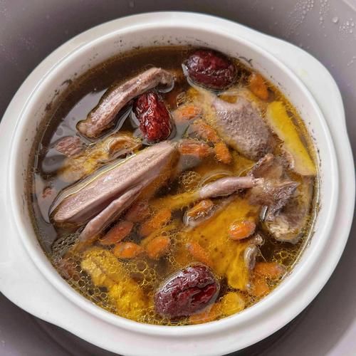 鸽子炖鸡汤怎么做_鸽子炖鸡汤需要焯水吗-第1张图片-山城妙识