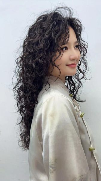 羊毛卷发型图片女_适合什么脸型-第1张图片-山城妙识 羊毛卷发型图片女_适合什么脸型-第1张图片-山城妙识