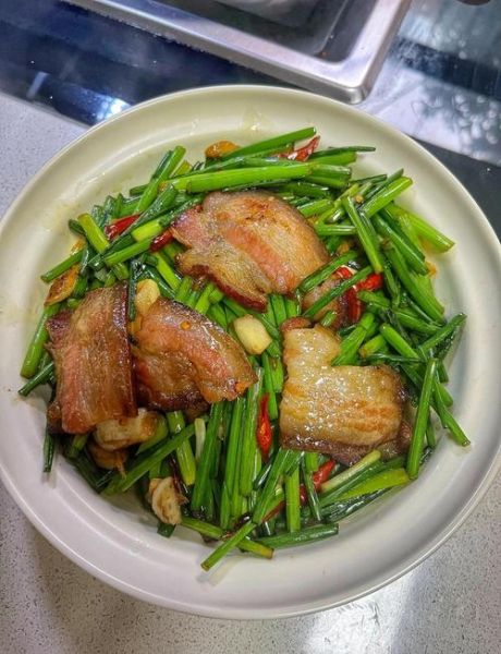 蒜苗炒腊肉怎么炒好吃_家常做法步骤-第1张图片-山城妙识 蒜苗炒腊肉怎么炒好吃_家常做法步骤-第1张图片-山城妙识