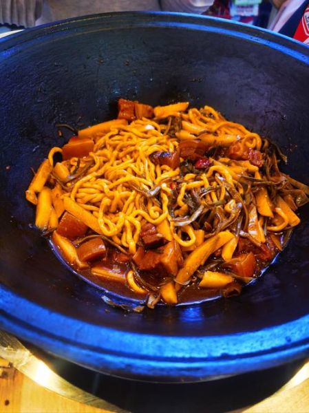 铁锅焖面怎么做_铁锅焖面用生面还是熟面-第1张图片-山城妙识 铁锅焖面怎么做_铁锅焖面用生面还是熟面-第1张图片-山城妙识