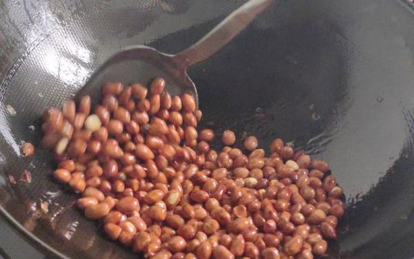 盐炒花生米怎么做_盐炒花生米不糊技巧-第2张图片-山城妙识