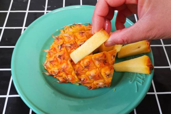 菠萝怎么削皮最简单_菠萝削皮方法最简单的-第3张图片-山城妙识 菠萝怎么削皮最简单_菠萝削皮方法最简单的-第3张图片-山城妙识