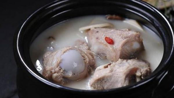 猪骨头汤怎么熬最好喝_猪骨头汤熬多久最香-第2张图片-山城妙识