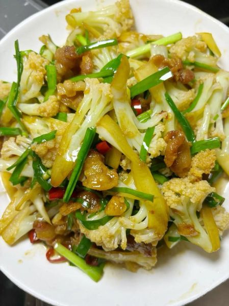 大碗花菜怎么做好吃_花菜炒五花肉的家常做法-第1张图片-山城妙识