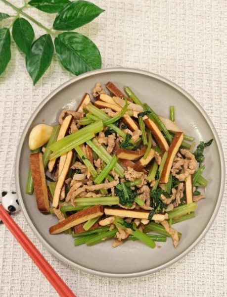 香干炒芹菜怎么炒好吃_香干炒芹菜的家常做法-第1张图片-山城妙识