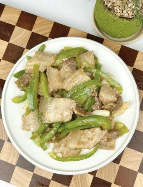 青椒小炒肉怎么做_家常青椒小炒肉做法步骤-第1张图片-山城妙识