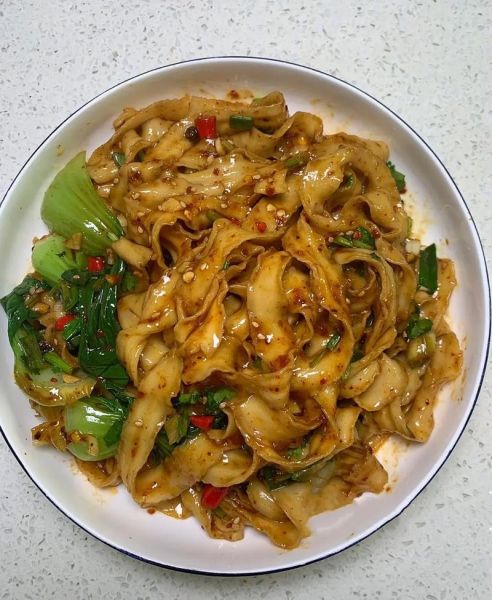 油泼面怎么做才好吃_家庭版油泼面简单做法-第1张图片-山城妙识 油泼面怎么做才好吃_家庭版油泼面简单做法-第1张图片-山城妙识