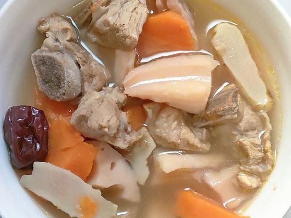 胡萝卜莲藕排骨汤怎么做_莲藕排骨汤要不要焯水-第2张图片-山城妙识