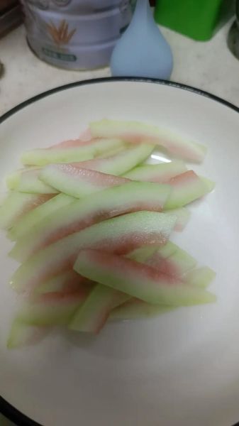 西瓜皮可以吃吗_西瓜皮的功效与作用-第2张图片-山城妙识 西瓜皮可以吃吗_西瓜皮的功效与作用-第2张图片-山城妙识