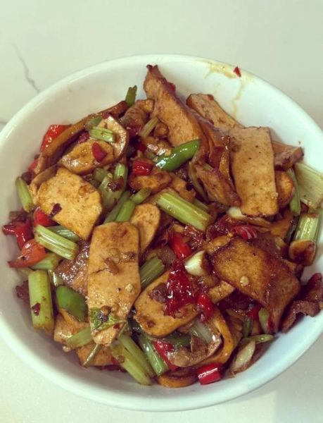 芹菜香干肉丝怎么炒_芹菜香干炒肉要不要焯水-第3张图片-山城妙识