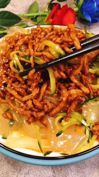 肉丝拉皮怎么摆盘好看_肉丝拉皮摆盘技巧-第3张图片-山城妙识 肉丝拉皮怎么摆盘好看_肉丝拉皮摆盘技巧-第3张图片-山城妙识