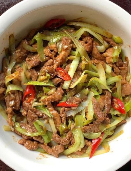 韭黄炒肉丝怎么做_韭黄炒肉丝用不用焯水-第1张图片-山城妙识 韭黄炒肉丝怎么做_韭黄炒肉丝用不用焯水-第1张图片-山城妙识