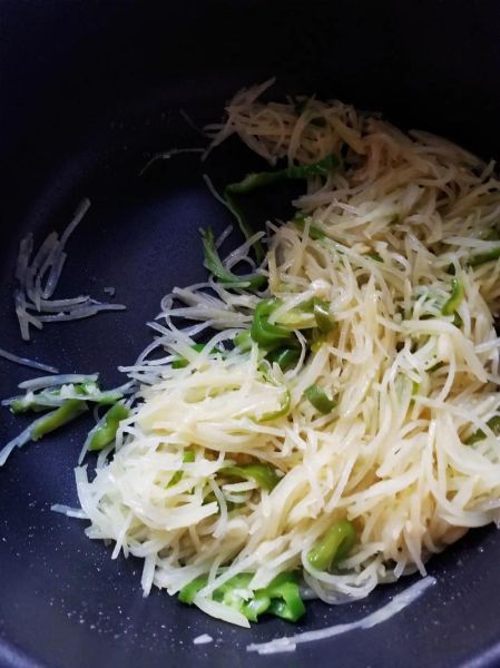 青椒土豆丝怎么做_土豆丝要不要焯水-第2张图片-山城妙识 青椒土豆丝怎么做_土豆丝要不要焯水-第2张图片-山城妙识