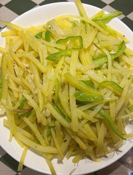 青椒土豆丝怎么做_土豆丝要不要焯水-第3张图片-山城妙识 青椒土豆丝怎么做_土豆丝要不要焯水-第3张图片-山城妙识