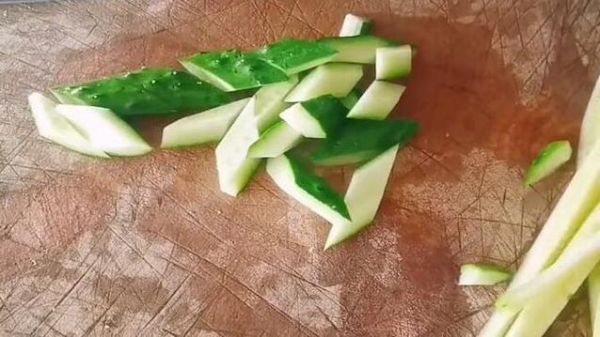 黄瓜菱形片怎么切_黄瓜菱形片切法图解-第3张图片-山城妙识 黄瓜菱形片怎么切_黄瓜菱形片切法图解-第3张图片-山城妙识
