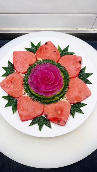 西瓜拼盘怎么切好看_西瓜拼盘花样切法教程-第2张图片-山城妙识 西瓜拼盘怎么切好看_西瓜拼盘花样切法教程-第2张图片-山城妙识