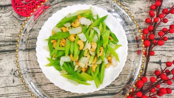 西芹百合炒腰果怎么做_西芹百合炒腰果用焯水吗-第3张图片-山城妙识