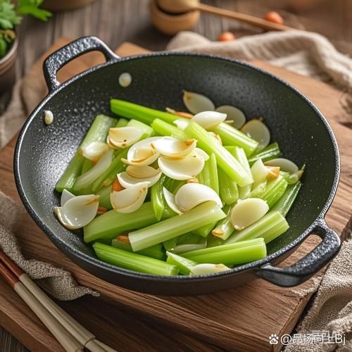 鲜百合炒芹菜怎么做_鲜百合炒芹菜要焯水吗-第1张图片-山城妙识