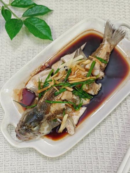 清蒸鲈鱼怎么蒸才鲜嫩_清蒸鲈鱼的做法及步骤-第3张图片-山城妙识