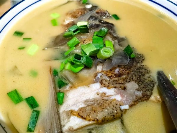 鱼头一般跟什么炖汤_鱼头汤放什么食材最鲜-第1张图片-山城妙识