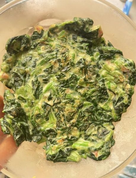 菠菜鸡蛋饼怎么做_菠菜鸡蛋饼热量高吗-第1张图片-山城妙识