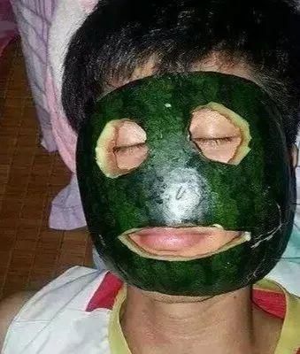 西瓜皮敷脸有什么好处_西瓜皮敷脸的正确方法-第2张图片-山城妙识 西瓜皮敷脸有什么好处_西瓜皮敷脸的正确方法-第2张图片-山城妙识