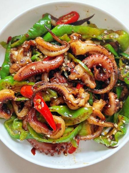 鱿鱼炒辣椒怎么炒才嫩_鱿鱼炒辣椒要不要焯水-第3张图片-山城妙识 鱿鱼炒辣椒怎么炒才嫩_鱿鱼炒辣椒要不要焯水-第3张图片-山城妙识