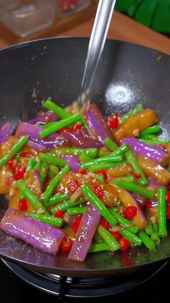 豇豆炒茄子怎么炒好吃_豇豆炒茄子用焯水吗-第3张图片-山城妙识