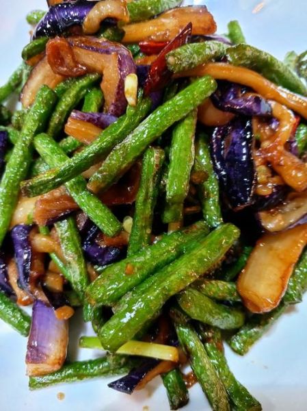 豇豆炒茄子怎么炒好吃_豇豆炒茄子用焯水吗-第1张图片-山城妙识
